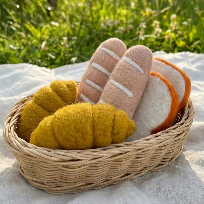 Rattan Basket with Felt Bakery Selection- Set of 7 – Playtisserie
